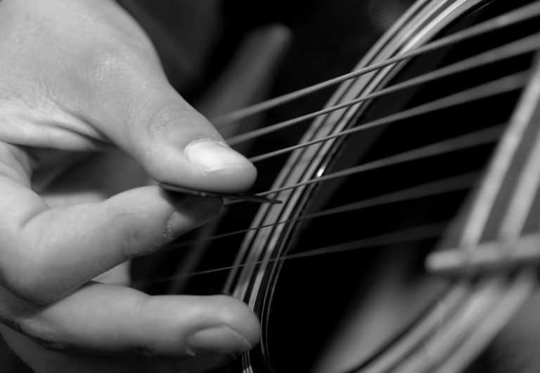 How to Read Strumming Patterns for Guitar
